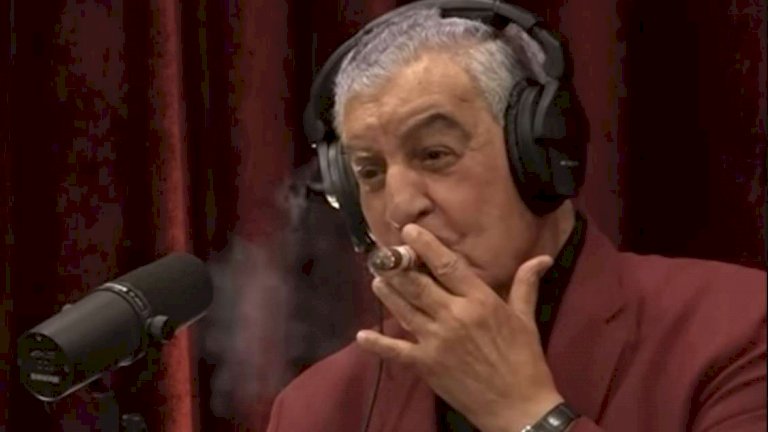 رد زاهي حواس على مقابلته مع جو روجان زاد الطين بلة